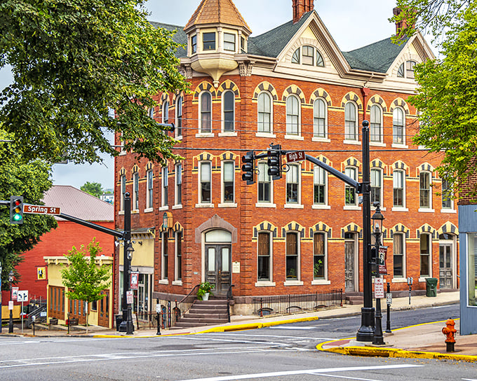 The Manse stands tall like that one relative who still dresses formally for Thanksgiving dinner&mdash;and makes everyone else feel underdressed.