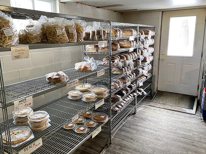 No digital menus, no fancy lighting&mdash;just shelves of homemade goodness that would make your grandmother nod in approval.