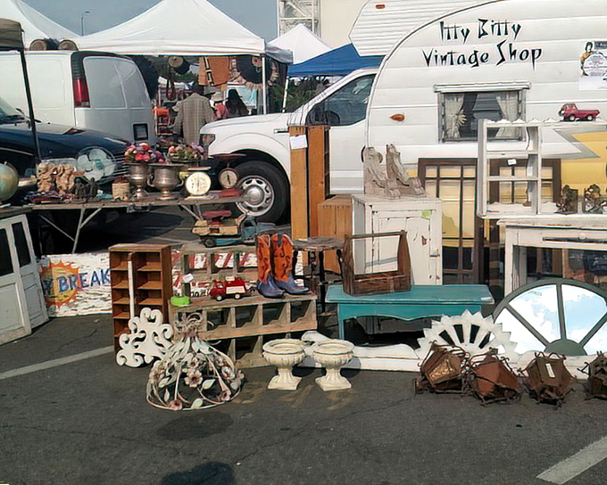 This mobile vintage shop brings new meaning to "house on wheels." The Itty Kitty Vintage trailer is a boutique that comes to you.