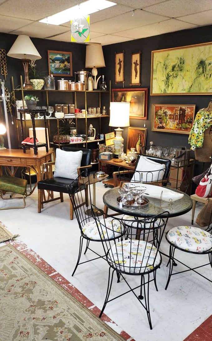 Mid-century modern meets contemporary cool in this vignette that would make Don Draper nod in approval.