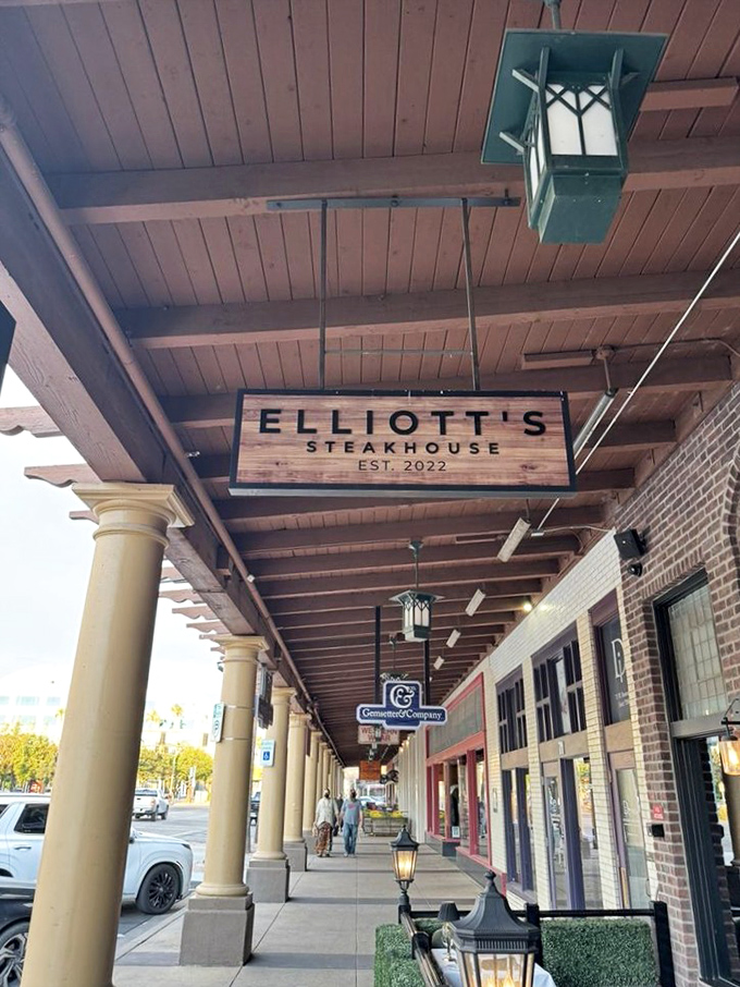 Elliott's wooden sign hanging in downtown Chandler is like a treasure map&mdash;X marks the spot for beef perfection.