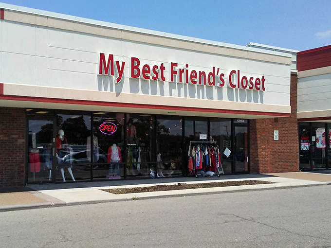 My Best Friend's Closet sounds like shopping in your stylish friend's wardrobe. The display window offers a tantalizing preview of fashion finds.