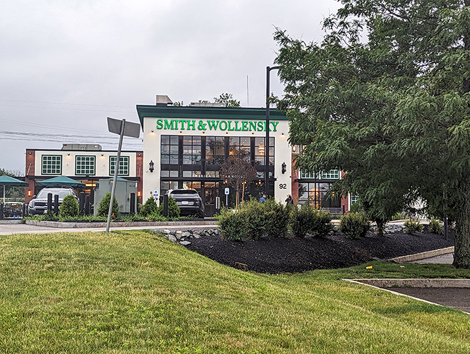 Smith & Wollensky's green and white exterior isn't just distinctive&mdash;it's a landmark for those in the know about serious steaks.