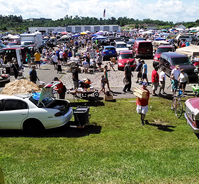 Sunday funday defined! Trader Jack's buzzes with energy as hundreds of vendors create a maze of shopping possibilities.