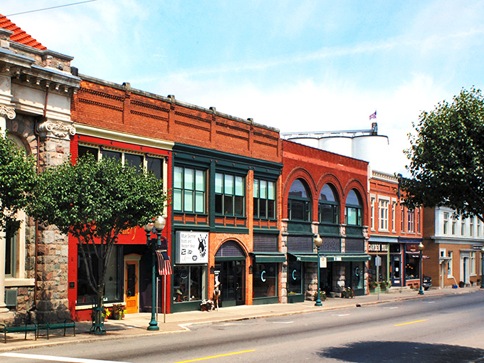 Sun-dappled streets and historic brick buildings give Chelsea that "I could live here" feeling at first sight.