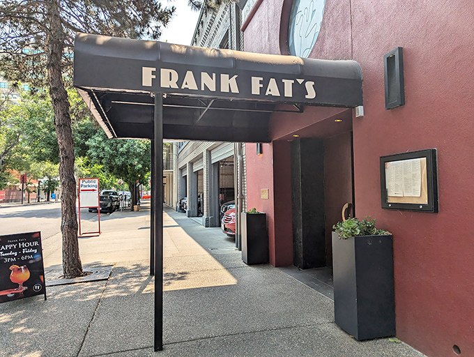 Classic American fine dining meets Chinese cuisine in this sophisticated setting that never goes out of style. 