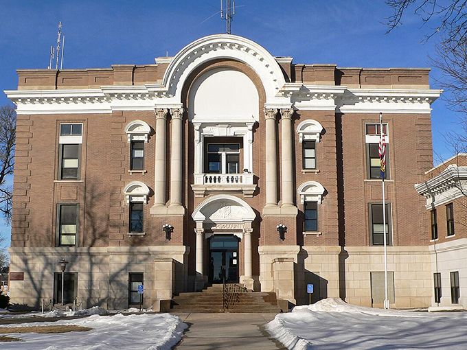 Holdrege's main street has that wonderful mix of historic charm and small-town bustle. Look at those beautiful decorative cornices!