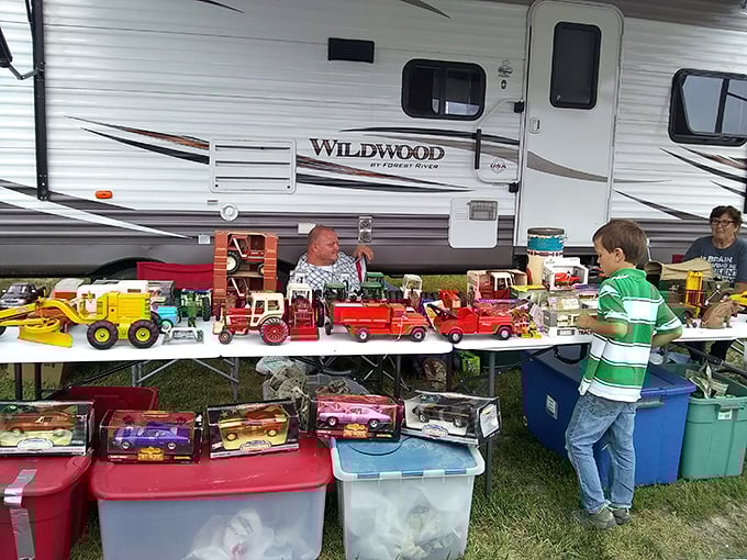 Gravel paths and covered stalls prove that the best shopping experiences happen under open skies. 
