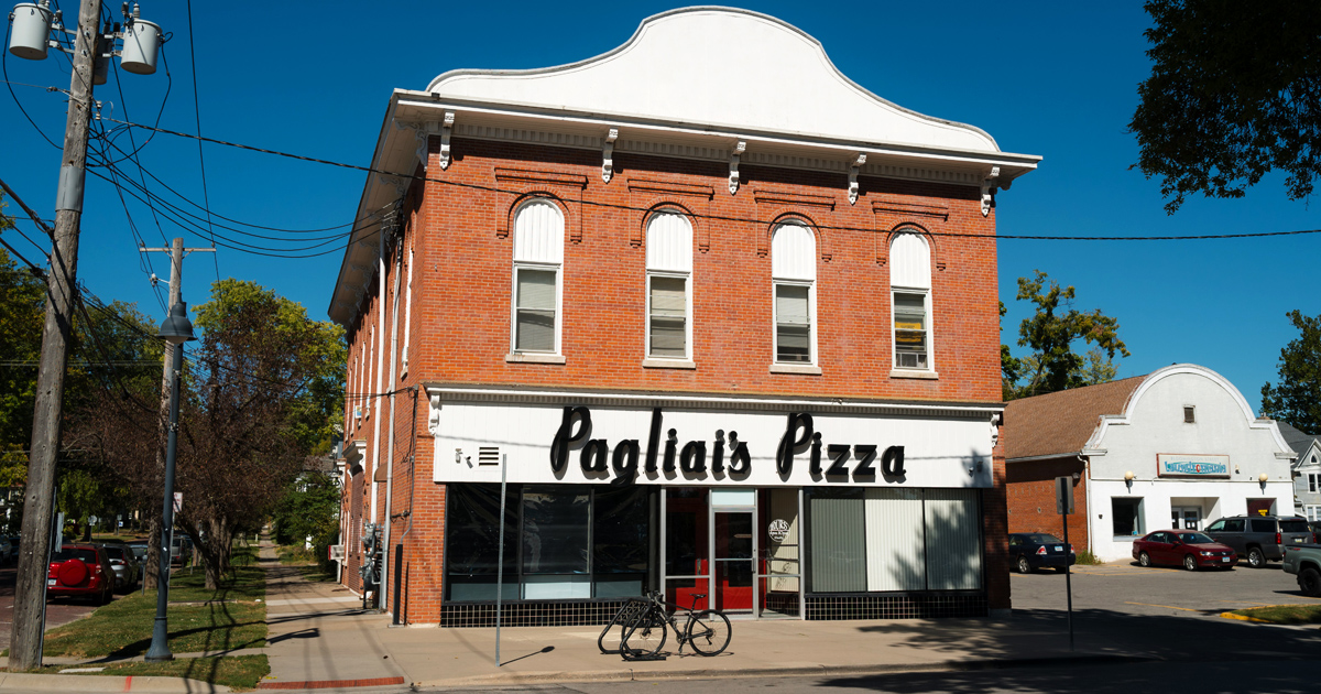 8 Legendary Restaurants In Iowa Locals Swear Have The Best Pizza In The ...