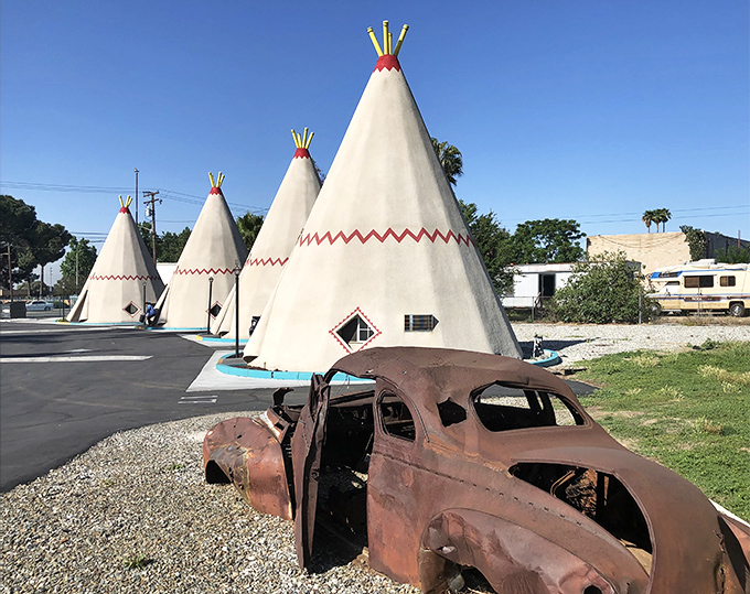 Classic cars and concrete teepees create the perfect Instagram moment that screams vintage Americana