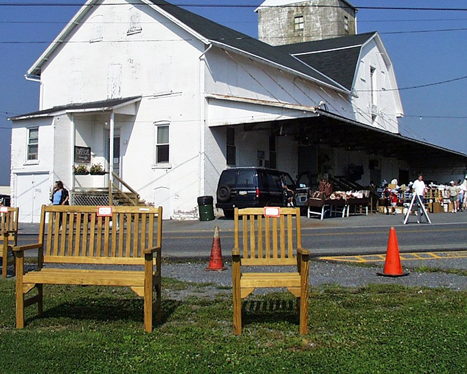 The sign says "ANTIQUES, JEWELRY, TOYS, GLASSWARE, OLD STUFF" but really it should add "TREASURE HUNTING PARADISE" to fully capture what awaits inside this Manheim institution. 