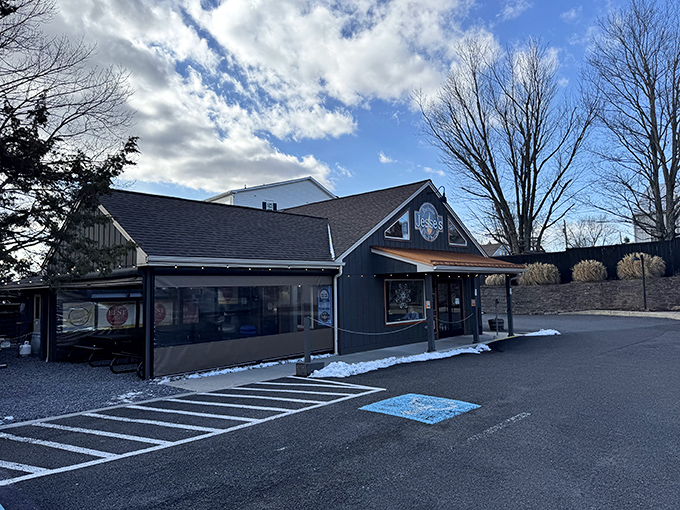 The unassuming exterior of Jesse's Barbecue hides culinary treasures within, like finding a diamond mine disguised as a garden shed.