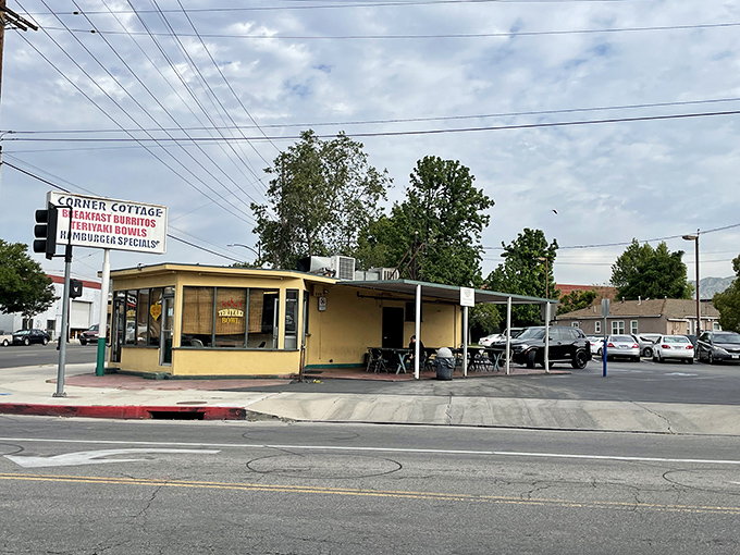 The unassuming yellow exterior of Corner Cottage stands like a beacon of breakfast hope on Victory Boulevard, where culinary magic happens without fanfare.