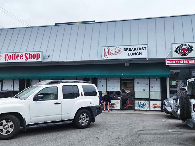 The unassuming storefront of Nat's Early Bite beckons from its strip mall perch, promising comfort food treasures within those teal-trimmed walls.