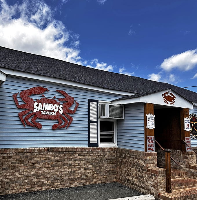 That blue sky and giant crab sign? That&rsquo;s the call of the ocean and serious eats. Time to jam out with those famous local shrimp!