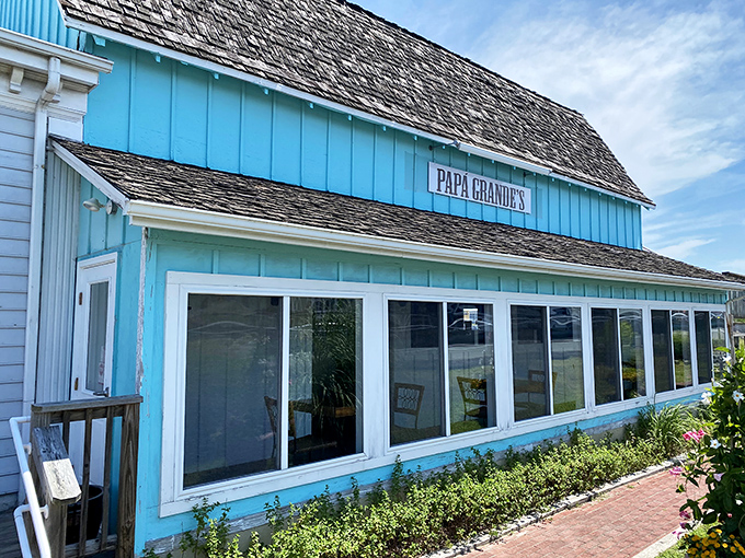 That turquoise exterior isn't just eye-catching—it's a coastal siren song beckoning hungry travelers to drop anchor and feast.