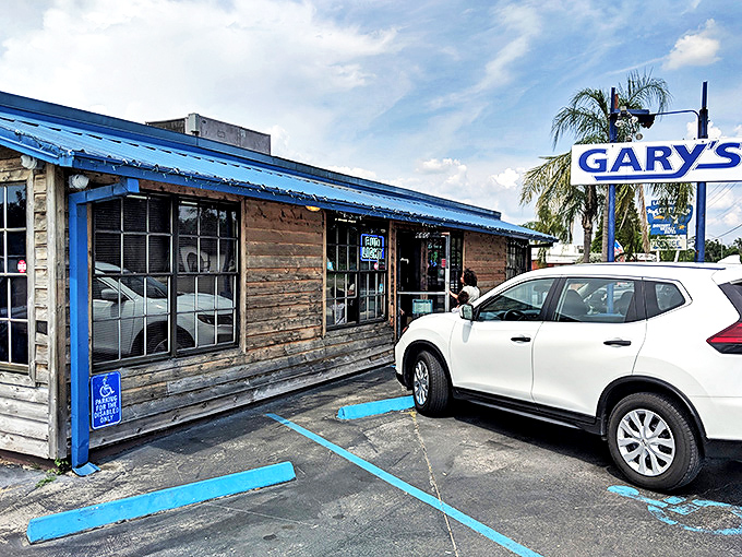 This humble wooden fortress guards Lake Alfred's most delicious secret like a seafood treasure chest.