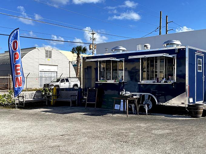 The blue food truck of dreams! Independent Seafoods combines retail market freshness with made-to-order delights in an unassuming West Palm Beach location.