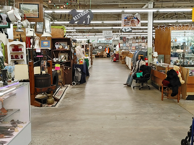 Treasure hunters, take note! These aisles stretch like the yellow brick road, except instead of emeralds, you'll find vintage lamps and forgotten heirlooms.