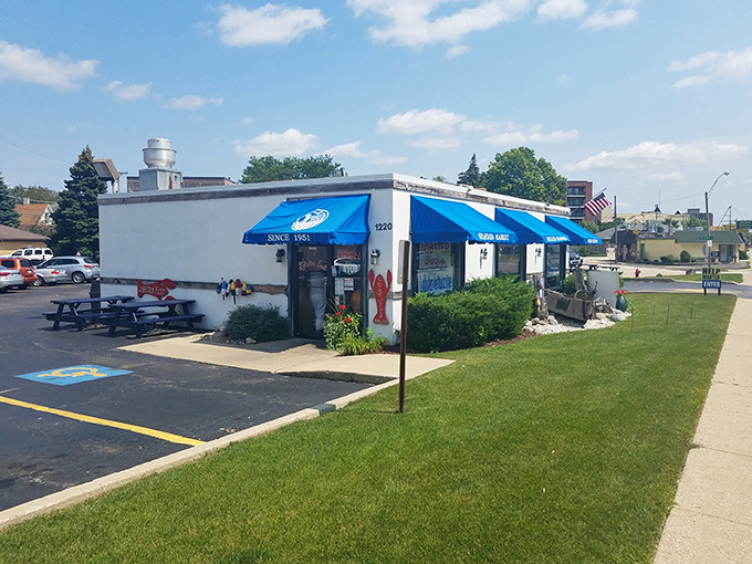 The unassuming exterior of Don's Dock is like finding a paperback bestseller in plain wrapping&mdash;modest on the outside, but pure gold within.