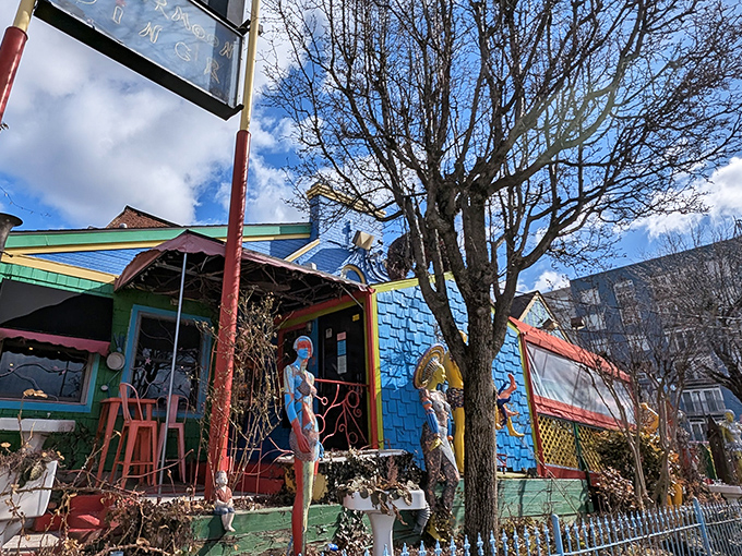 The PaperMoon's exterior is what would happen if Pee-wee Herman designed a diner after binge-watching "Saved by the Bell." Pure, unapologetic joy.