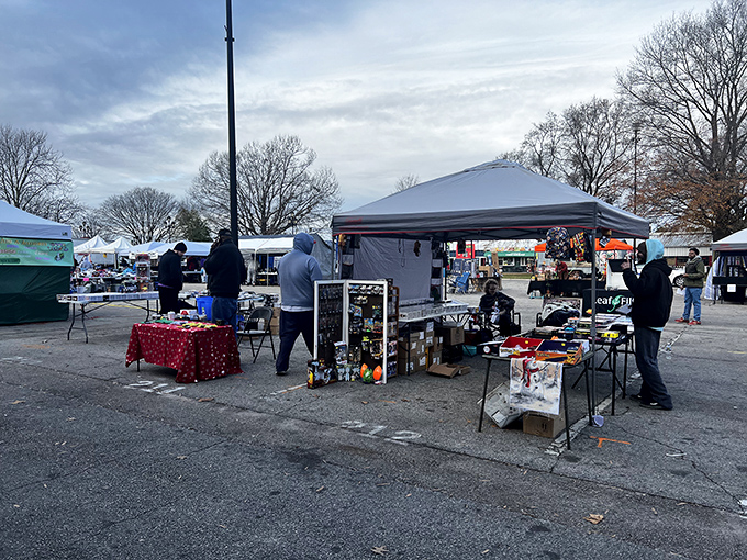 Early birds catch the deals! Vendors set up before dawn, creating a treasure hunter's paradise of pop-up shops and unexpected finds.