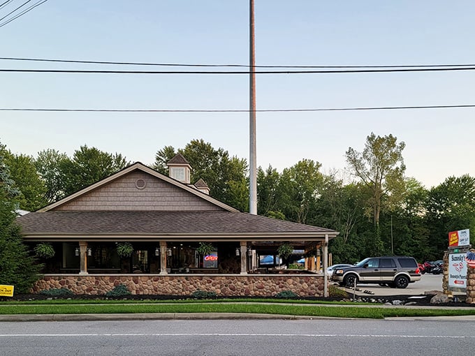 The unassuming exterior of Samosky's proudly announces its pizza pedigree with that eye-catching "5 Time US Pizza Champions" banner. Pizza royalty in disguise!
