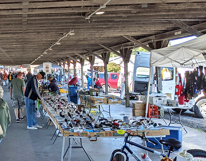 Food truck heaven awaits hungry treasure hunters. Nothing fuels a day of bargain hunting like gyros and Italian sausage sandwiches from these beloved vendors.