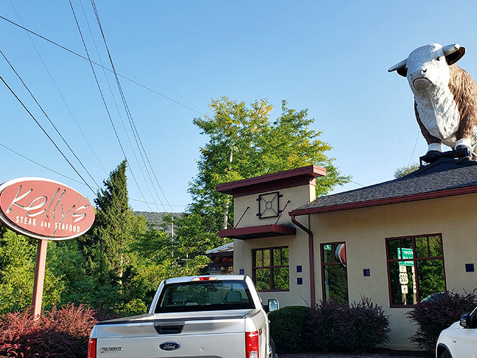 You can't miss Kelly's Steak & Seafood&mdash;just look for the giant bull on the roof announcing "serious beef ahead" like a bovine superhero.