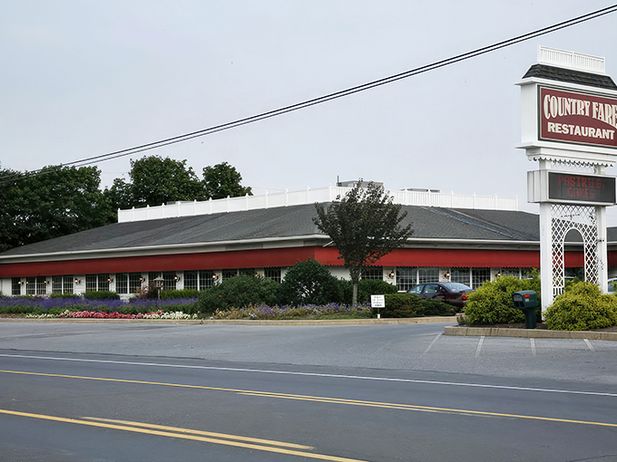 The red-roofed roadside oasis that proves Pennsylvania's best breakfast spots don't need neon signs or hipster credentials—just decades of getting it right.