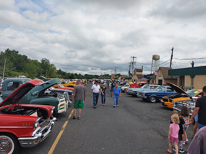 Barn 1 Premium Indoor Flea beckons with its rustic red exterior – a treasure hunter's portal where one person's castoffs become another's prized possessions.