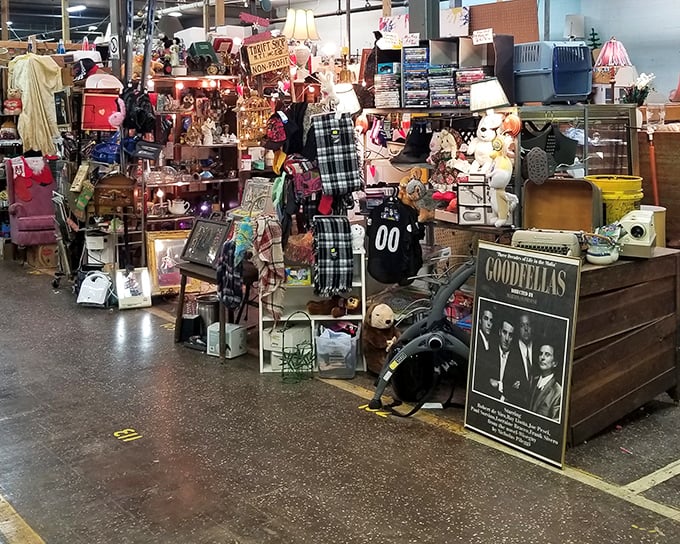 A lamp lover's paradise awaits! Vintage shades cast a warm glow over carefully arranged furniture pieces, each with stories to tell.