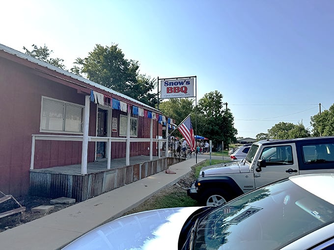 The unassuming exterior of Snow's BBQ stands like a temple of smoke in Lexington, where barbecue pilgrims gather every Saturday morning, drawn by reputation and the promise of transcendent meat.