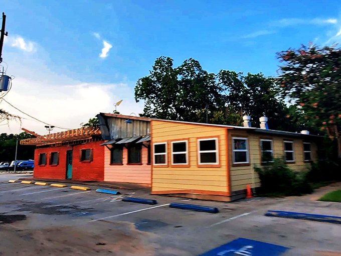 The unassuming multi-colored exterior of Mel's Country Cafe stands like a culinary treasure chest waiting to be discovered by hungry Texans.