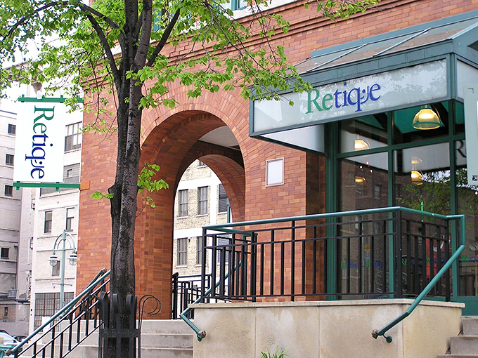 The distinctive brick fa&ccedil;ade and green trim of Retique welcomes bargain hunters like a fashionable friend who knows all the best secrets.