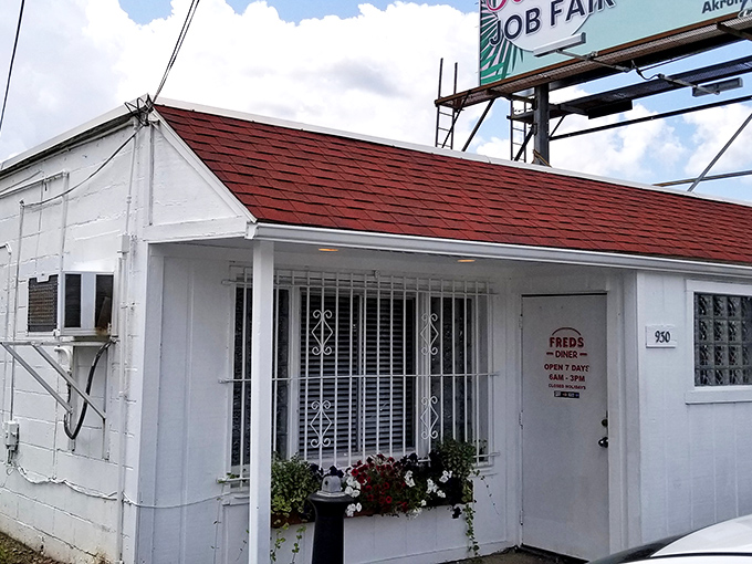 The unassuming white exterior of Fred's Diner stands like a culinary time capsule, promising authentic flavors that no fancy fa&ccedil;ade could ever improve upon.