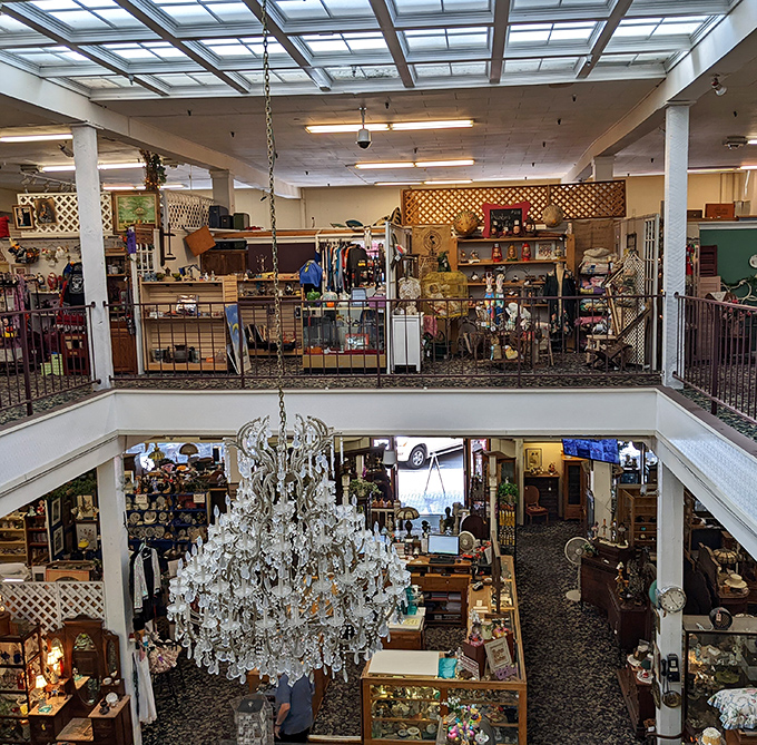 The iconic red and white fa&ccedil;ade of Redlands Galleria welcomes treasure hunters with a promise of seven days of antiquing bliss.