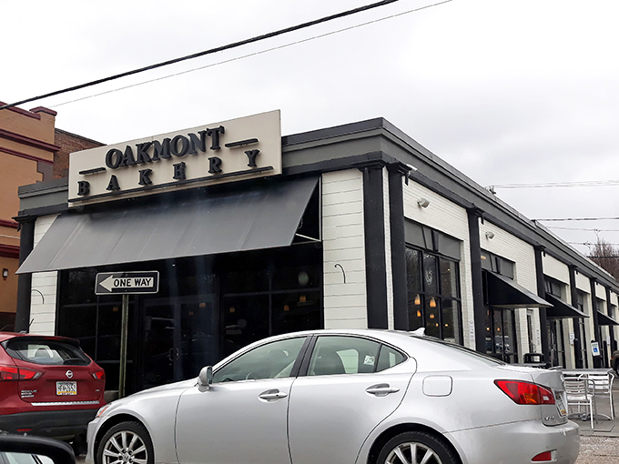 The unassuming exterior of Oakmont Bakery belies the sugar-fueled wonderland waiting inside. Pennsylvania's temple of temptation sits quietly, plotting delicious revenge against your willpower.