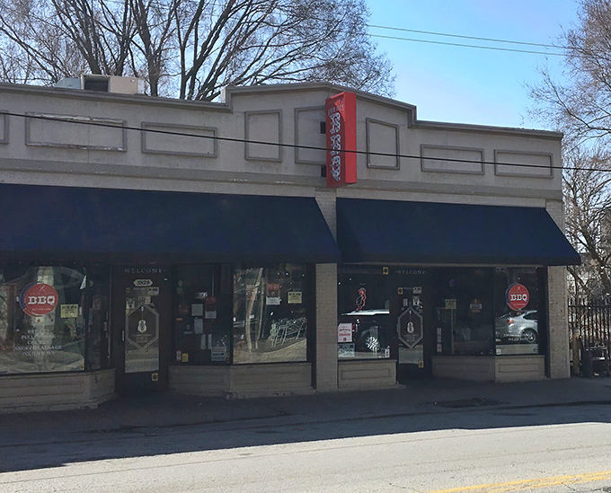 The unassuming storefront of Real Smoq'ed BBQ proves once again that the best culinary treasures often hide behind the most modest facades.