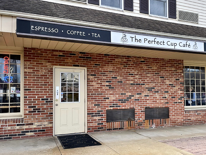 Behind this unassuming brick façade lies a breakfast paradise that proves Delaware's best culinary treasures often hide in plain sight.