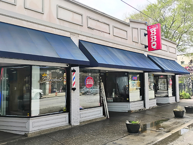 The unassuming storefront of Real Smoq'ed BBQ proves once again that the best culinary treasures often hide behind the most modest facades.