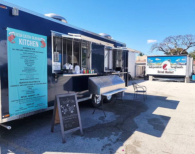 The blue food truck of dreams! Independent Seafoods combines retail market freshness with made-to-order delights in an unassuming West Palm Beach location.