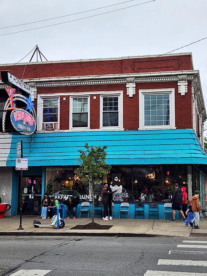 The turquoise awning of Honeybear Cafe stands out like a beacon of breakfast hope on this Andersonville corner.