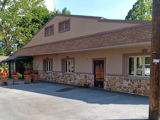 The unassuming exterior of Stoney Creek Inn proves once again that culinary treasures often hide behind modest facades. Pennsylvania's crab cake paradise awaits!