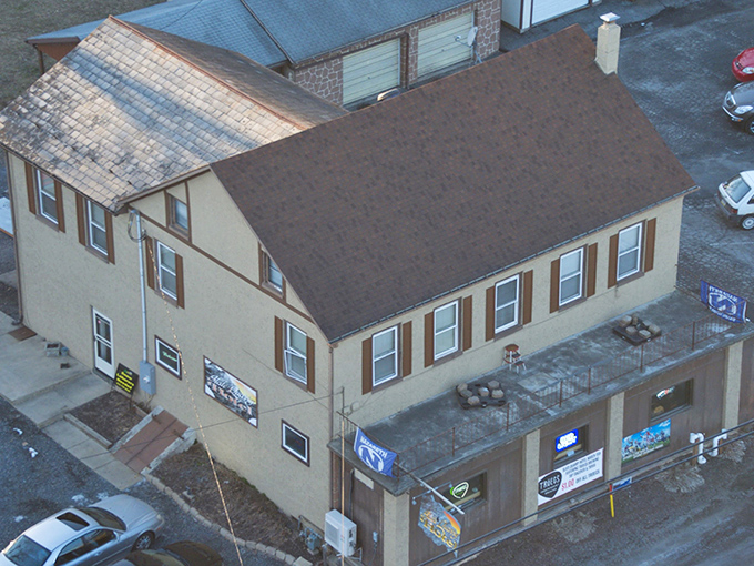 The unassuming yellow exterior of Slate Quarry Hotel stands like a culinary beacon in Nazareth. This humble building houses smoky treasures worth the drive from anywhere in Pennsylvania.