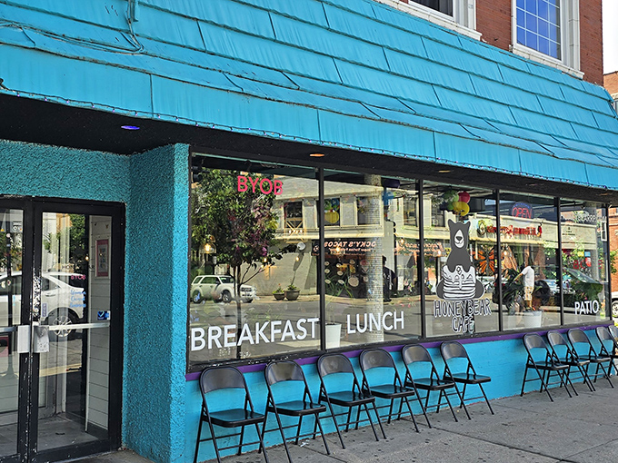 The turquoise awning of Honeybear Cafe stands out like a beacon of breakfast hope on this Andersonville corner.