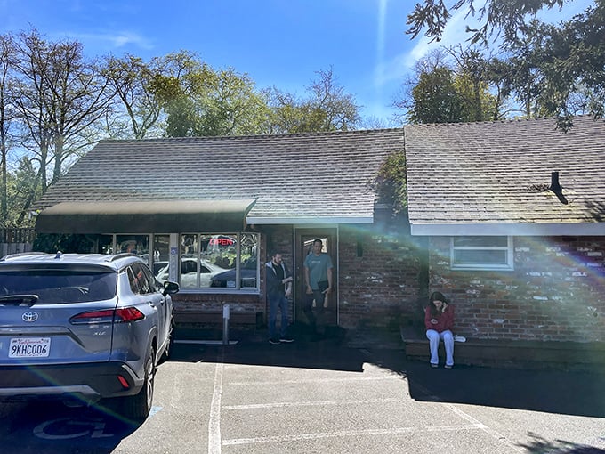 The unassuming brick exterior of Hank's Creekside Restaurant proves once again that culinary treasures often hide in plain sight.