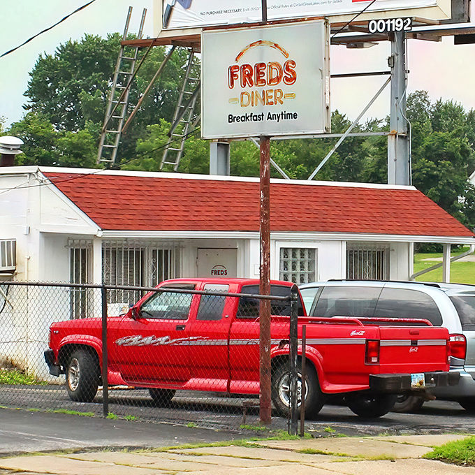 The unassuming white exterior of Fred's Diner stands like a culinary time capsule, promising authentic flavors that no fancy fa&ccedil;ade could ever improve upon.