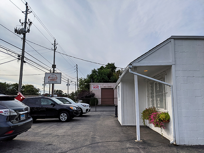 Don't let the humble exterior fool you—this unassuming white building with its red roof houses breakfast magic that would make your grandmother jealous.