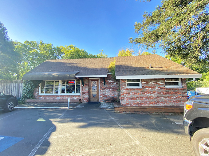 The unassuming brick exterior of Hank's Creekside might not scream "culinary destination," but that's exactly how the best breakfast joints operate—hiding in plain sight.